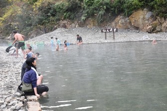 Seasonal open-air bath welcomes winter visitors in west Japan city ...