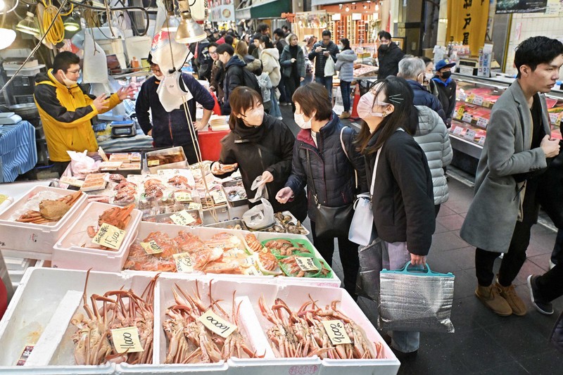 正月準備の買い物客らでにぎわう黒門市場 大阪 写真特集19 毎日新聞 4080