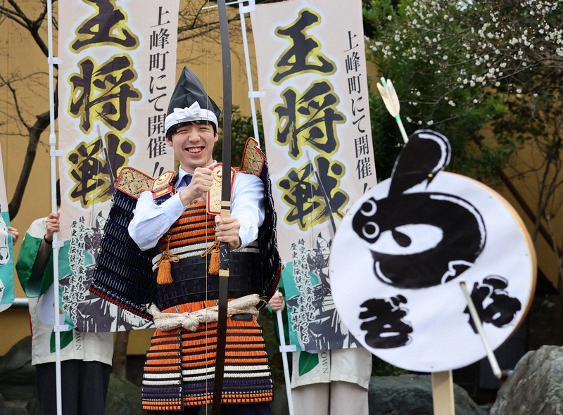 藤井聡太王将、鎧姿で射抜く難敵は… 王将戦第2局、勝者の記念撮影 | 毎日新聞