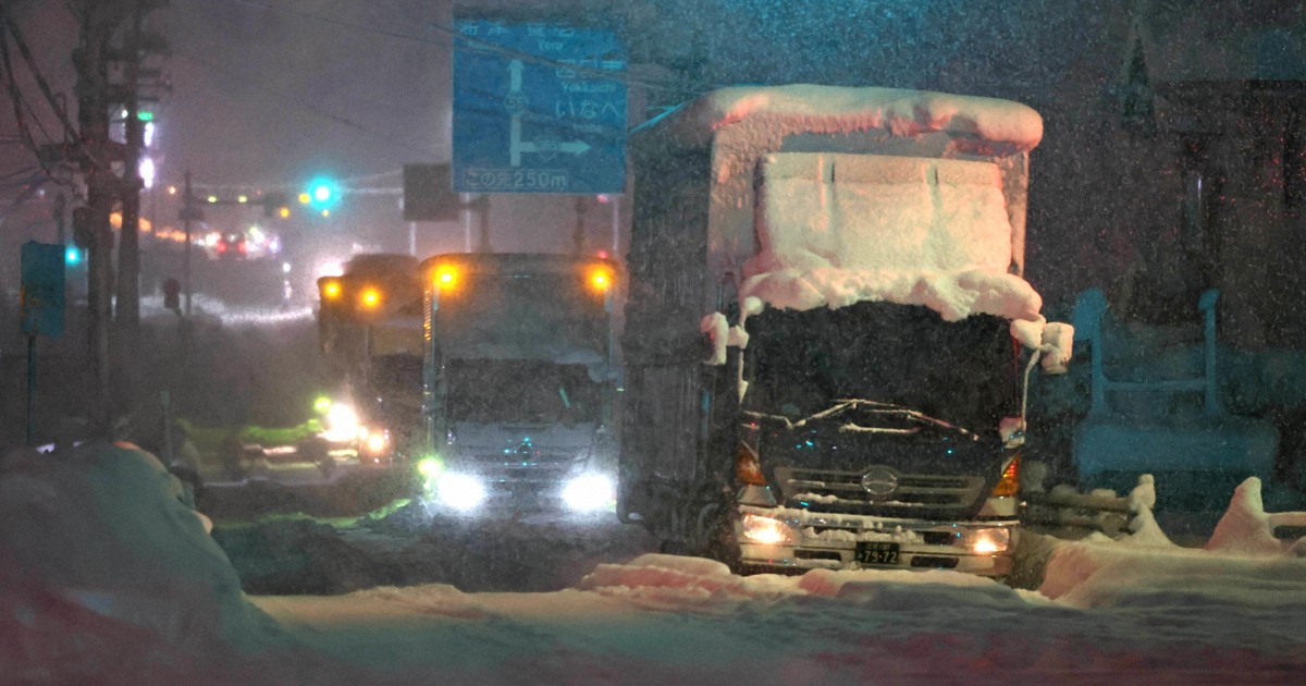 Vehicles stranded on central Japan expressway due to heavy snow freed ...