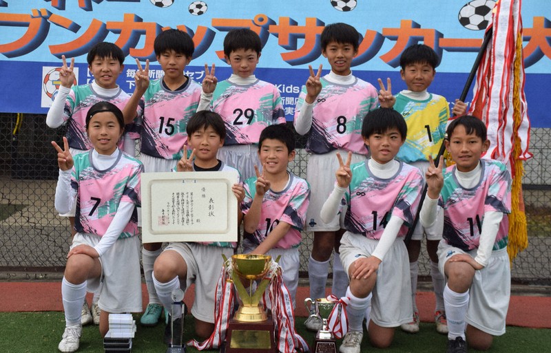 小学生サッカーチームが交流 延べ118チームが熱戦 セブン杯 [写真特集2/8] | 毎日新聞
