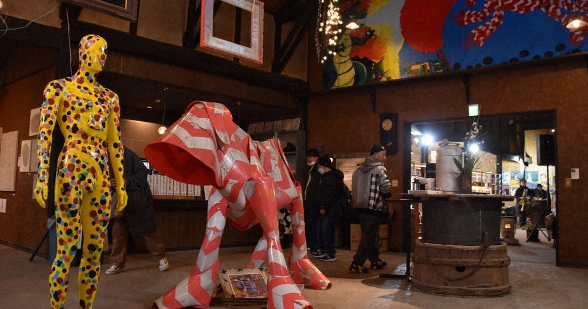 基山で「PICFA」展 個性的な絵画や立体作品200点 アートと雰囲気楽しんで 25日まで ／佐賀 | 毎日新聞