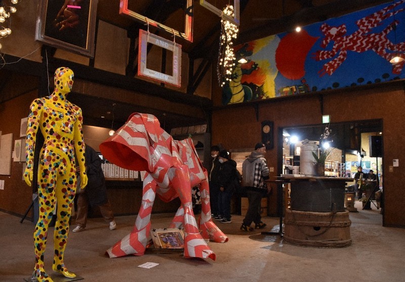 基山で「PICFA」展 個性的な絵画や立体作品200点 アートと雰囲気楽しんで 25日まで ／佐賀 | 毎日新聞