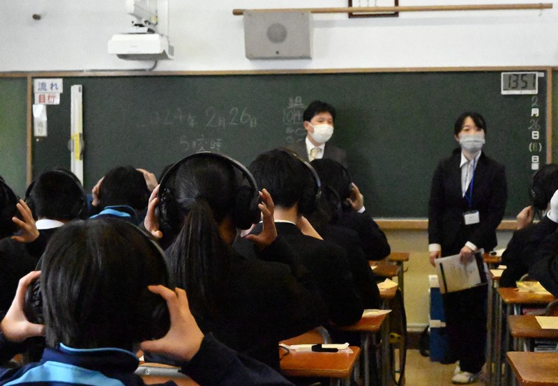 1st-, 2nd-year junior high students in Tokyo take new English speaking ...