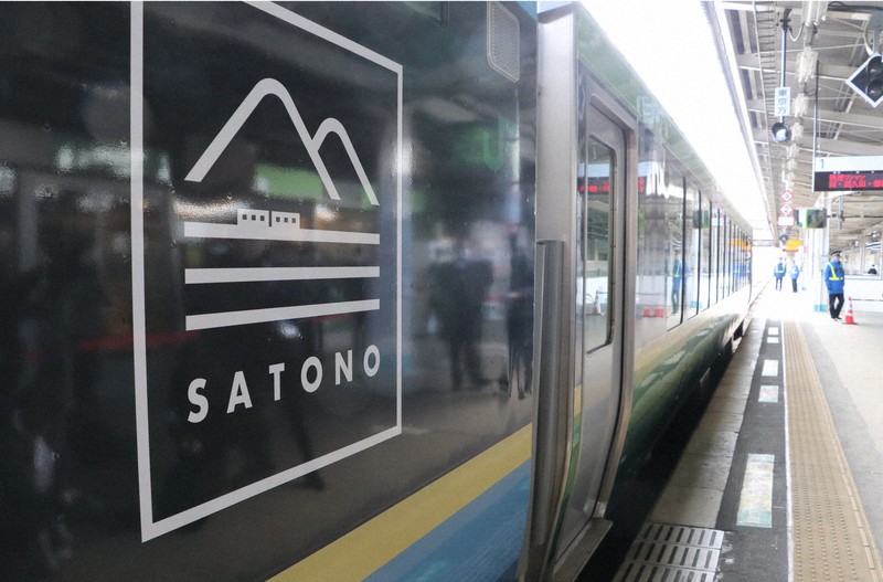 大きな車窓に会津路満載 新観光列車「あいづSATONO」公開 | 毎日新聞