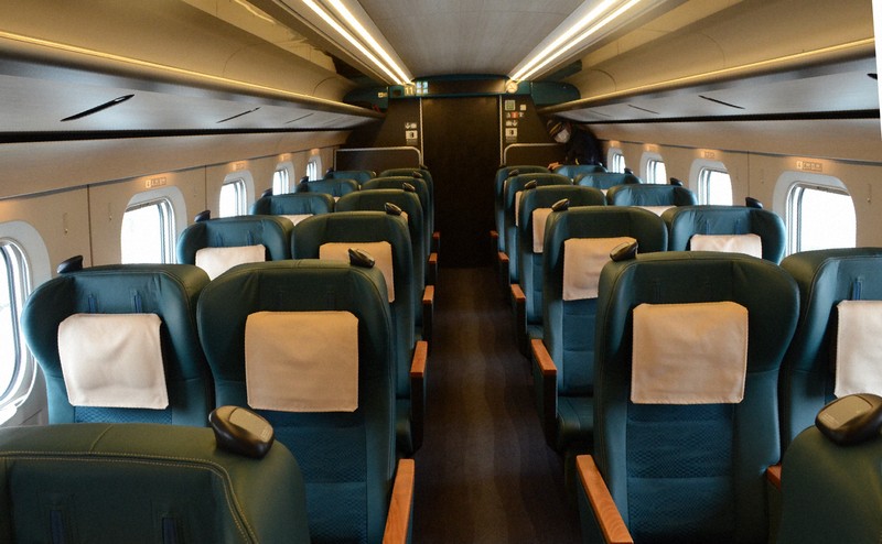 山形新幹線「つばさ」の新型E8系 雪舞う中、報道陣乗せ試乗会 | 毎日新聞