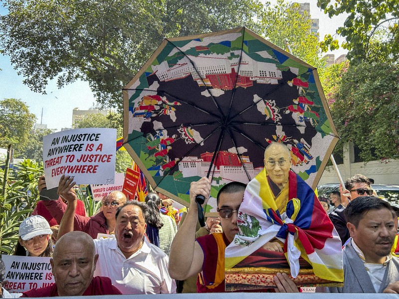 Hundreds of Tibetans march on New Delhi streets asking China to leave ...