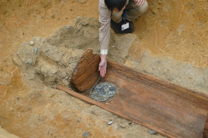 当時の埋葬状況解明なるか 富雄丸山古墳で青銅鏡など9点確認 奈良 [写真特集1 9] 毎日新聞