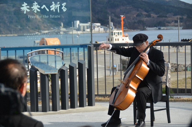 Easy Japanese news in translation: Cello performed in memory of Great ...