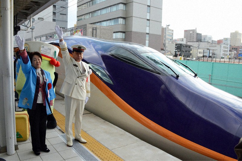 新幹線E8系デビュー ノーズ伸びてカッコよく 25年ぶり新型 山形駅で出発式 ／山形 | 毎日新聞