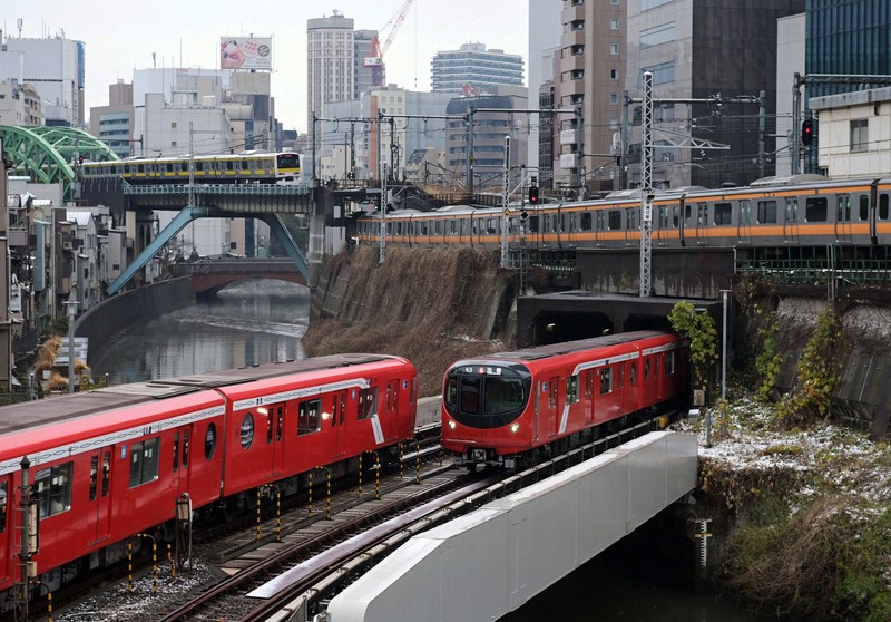 Easy Japanese news in translation: 3 trains cross over each other at ...