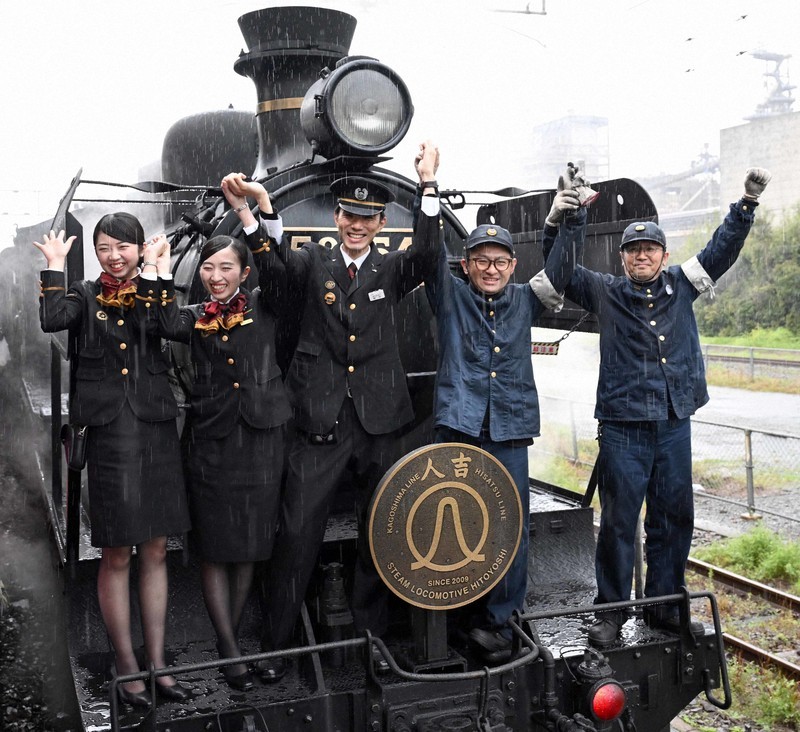 In Photos: Fans, crew enjoy southwest Japan steam locomotive's final ...