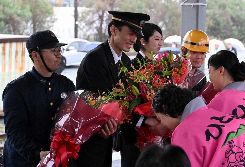 In Photos: Fans, crew enjoy southwest Japan steam locomotive's final ...