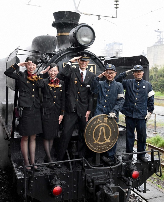 In Photos: Fans, crew enjoy southwest Japan steam locomotive's final ...