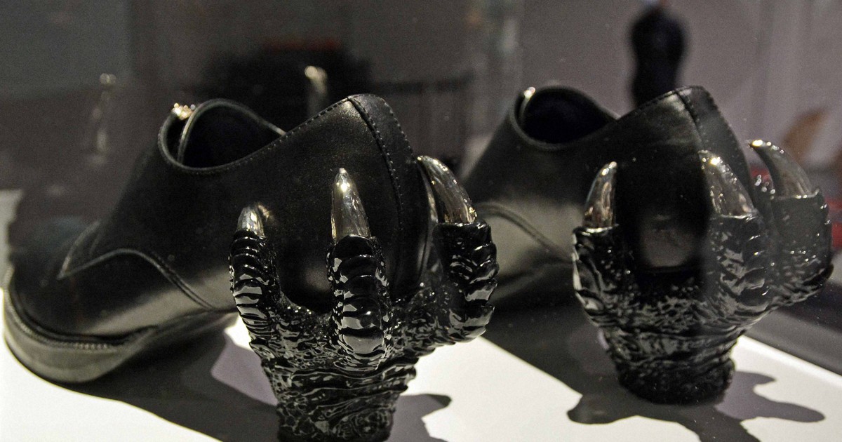 Easy Japanese news in translation: 'Godzilla shoes' exhibited in ...