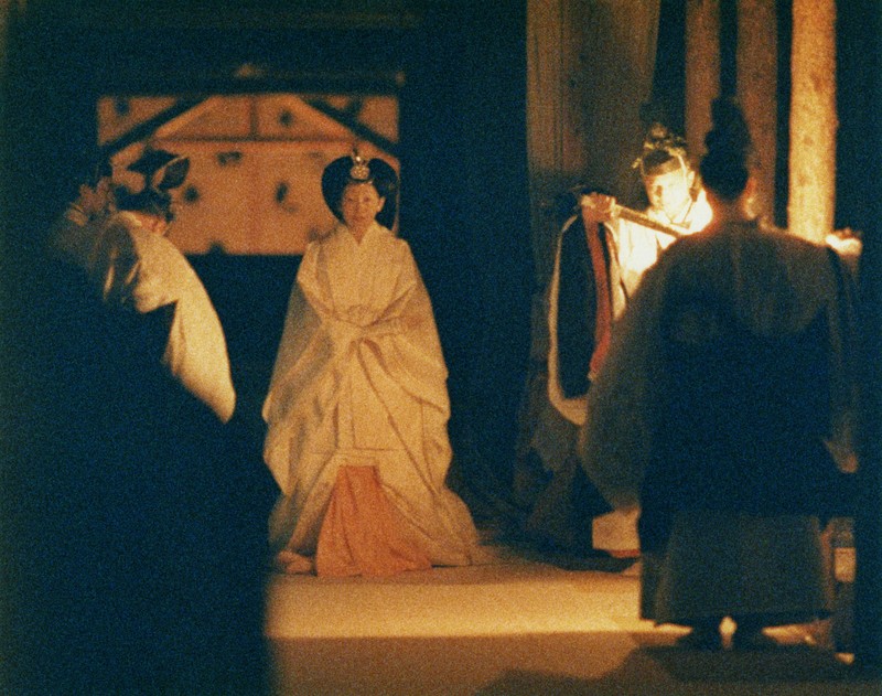 大嘗祭 「衛門参役者」がともすかがり火のなかで行われる「主基殿の儀」などの様子 [写真特集1/4] | 毎日新聞