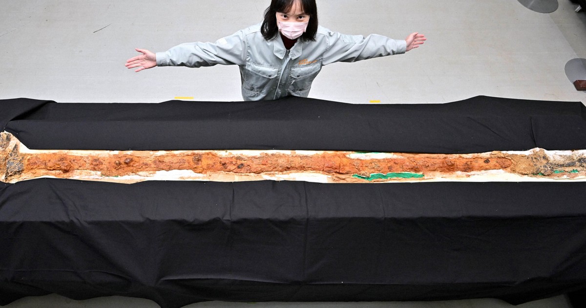 Giant blade found in Japan's ancient capital a single, double-edged ...