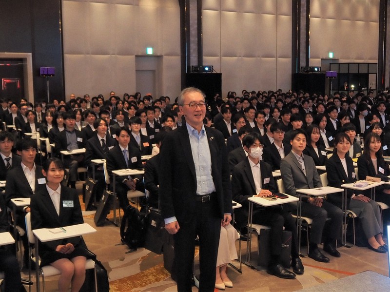 Hitachi holds its 1st 'free dress code' entrance ceremony aimed at ...