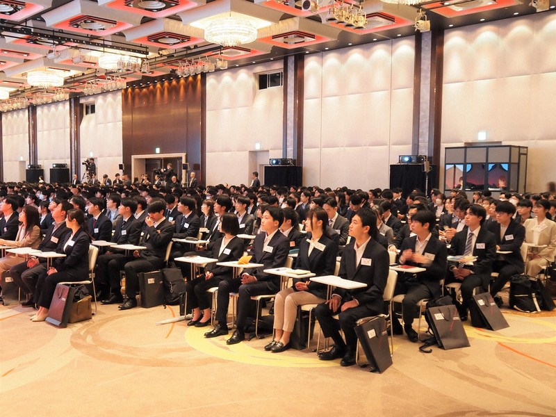 Hitachi holds its 1st 'free dress code' entrance ceremony aimed at ...