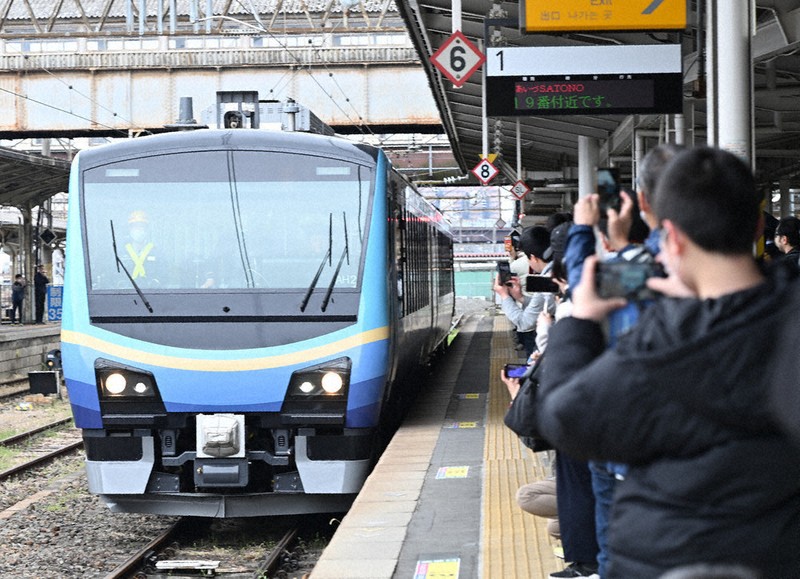 JR新観光列車「あいづSATONO」 磐梯山、猪苗代湖… 流れる絶景を堪能 郡山駅で出発式 ／福島 | 毎日新聞