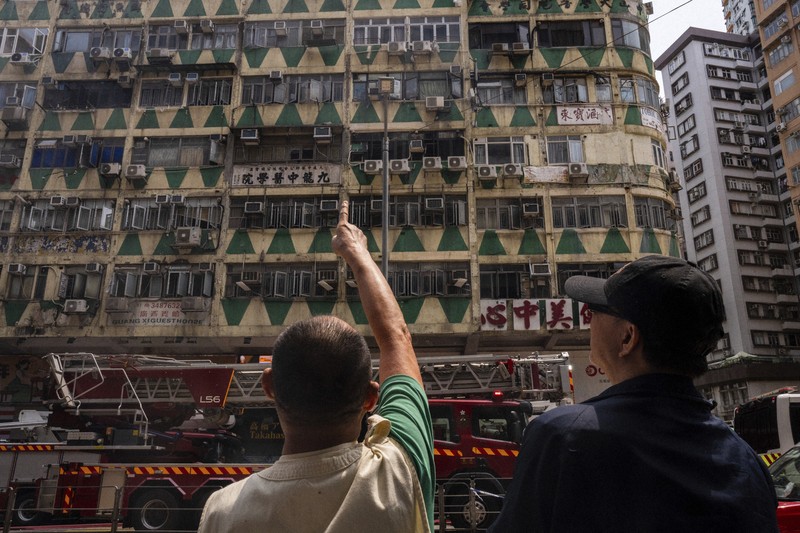 A fire in a 16-story Hong Kong residential building kills at least 5 ...