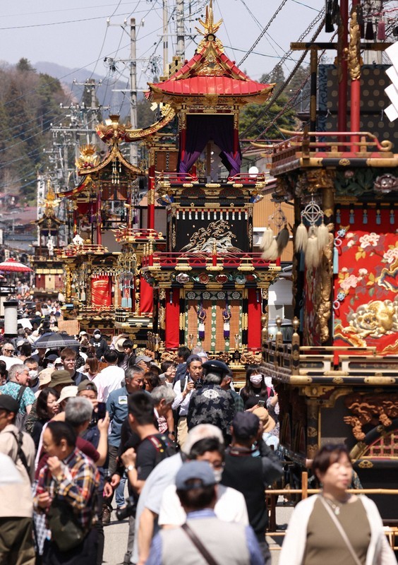 In Photos: Showy floats in Japan's Spring Takayama Festival mesmerize ...
