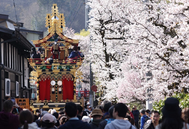 In Photos: Showy floats in Japan's Spring Takayama Festival mesmerize ...
