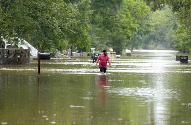 Hundreds rescued from flooding in Texas as waters continue rising in ...