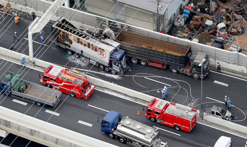 首都高で7台玉突き事故 4台炎上、3人死亡 追突疑いで運転手逮捕 | 毎日新聞