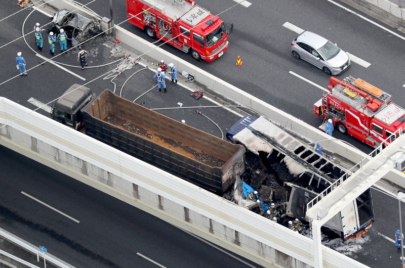 首都高で多重事故 数台炎上、3人死亡 埼玉・戸田 [写真特集6/8] | 毎日新聞