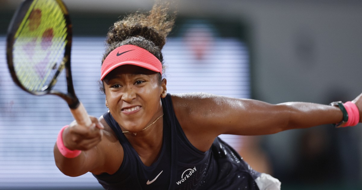 Iga Swiatek saves a match point and comes back to beat Naomi Osaka at the French Open - The Mainichi