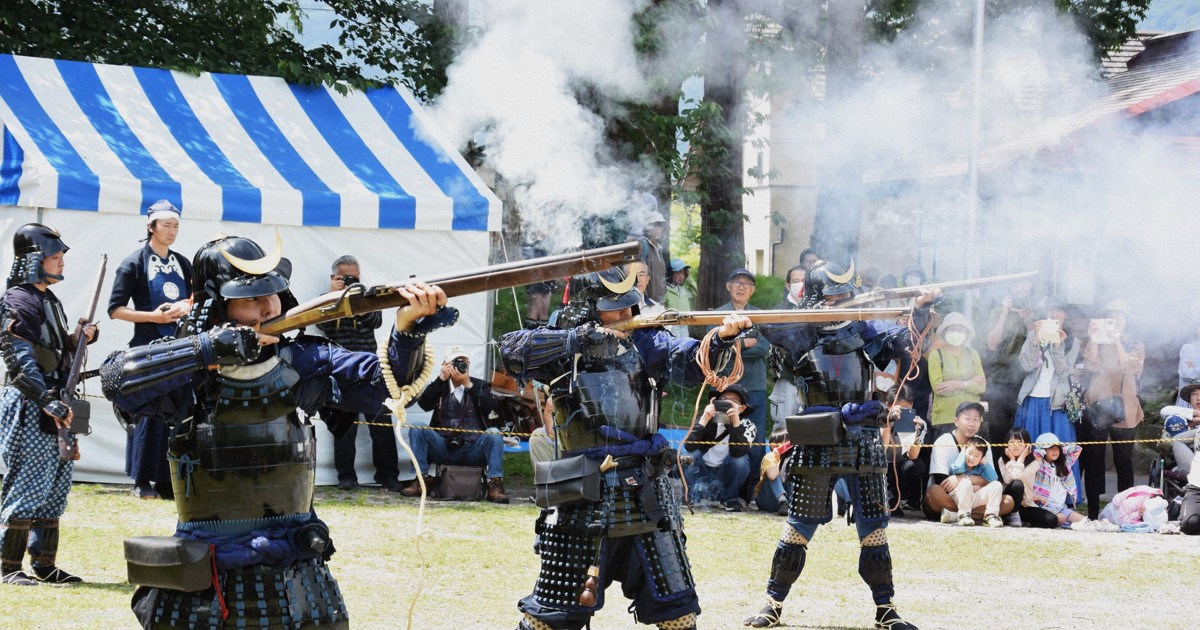 'Matchlock samurai' in armor demonstrate ancient artillery at central ...