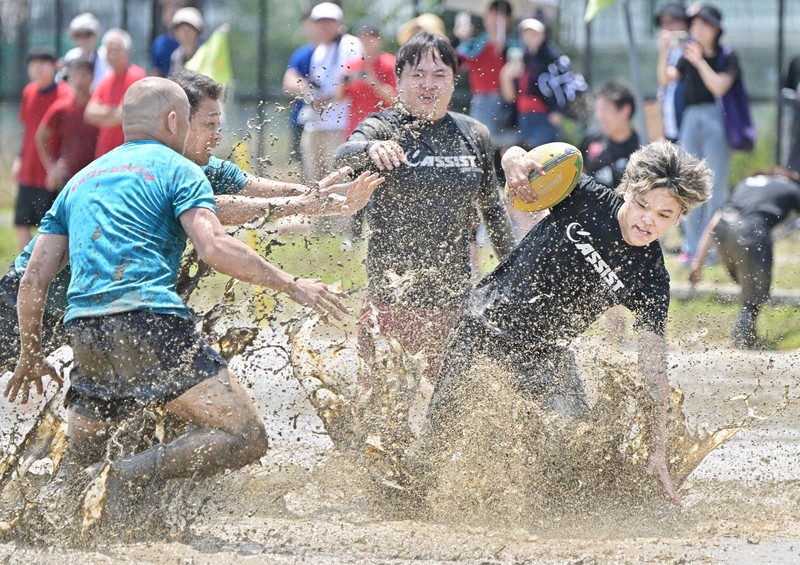 Easy Japanese news in translation: Muddy paddy rugby game played in ...