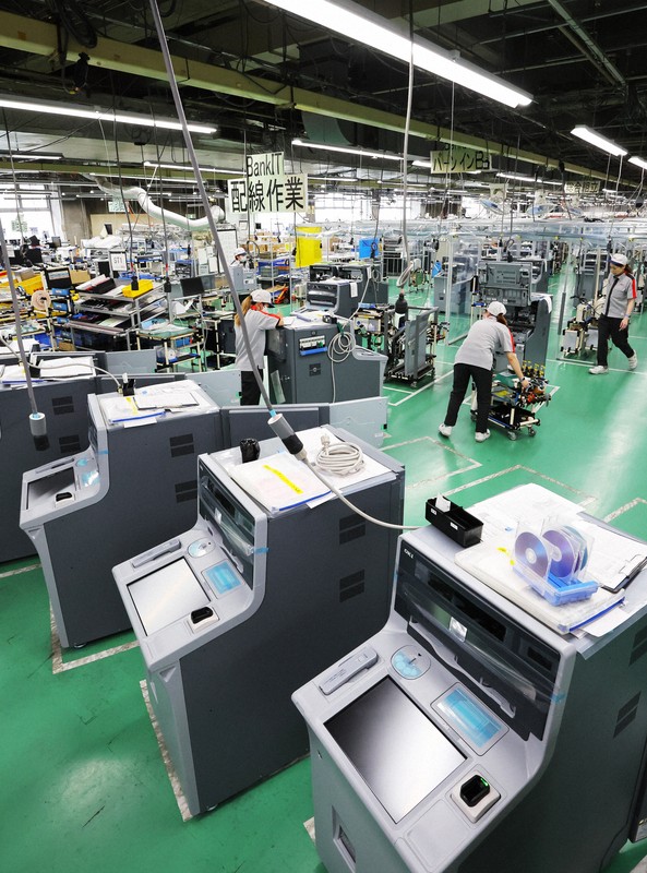 新紙幣対応ATM 生産急ピッチ 群馬・富岡 [写真特集1/6] | 毎日新聞