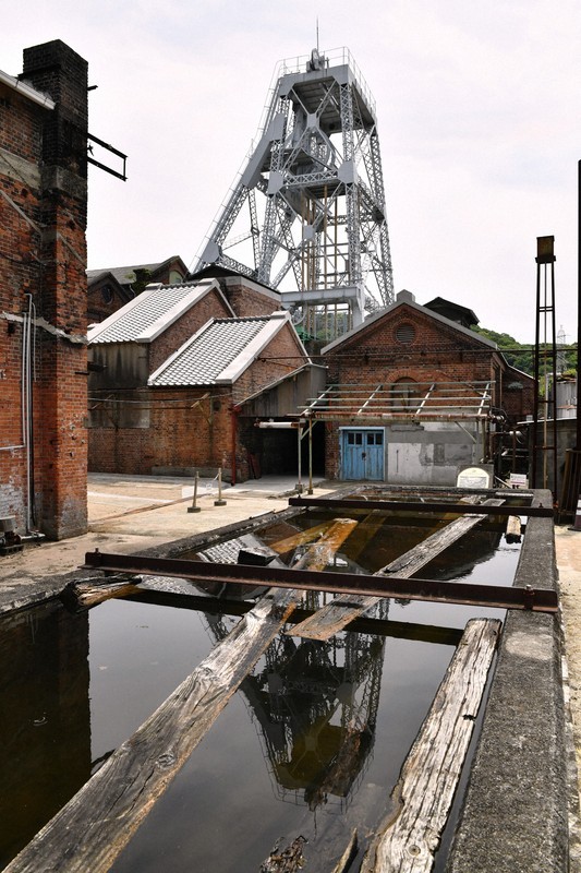 Retro Japan in Photos: Memories of an era envelop former Mitsui Miike ...