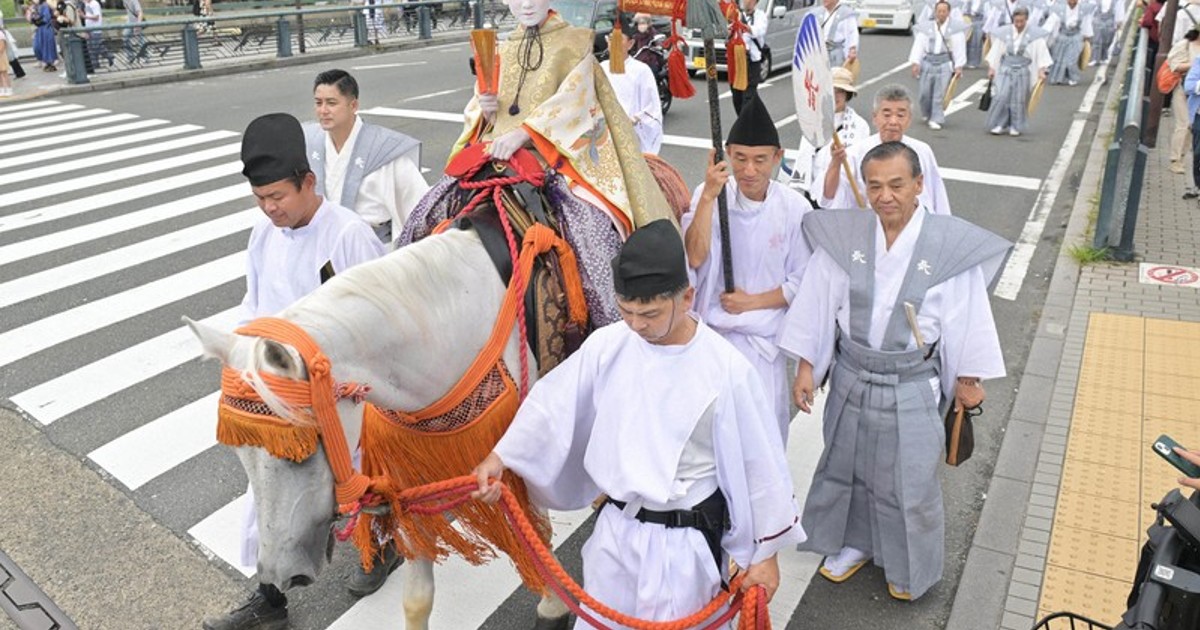 In Photos: Child in Heian costume joins ceremony heralding start of ...