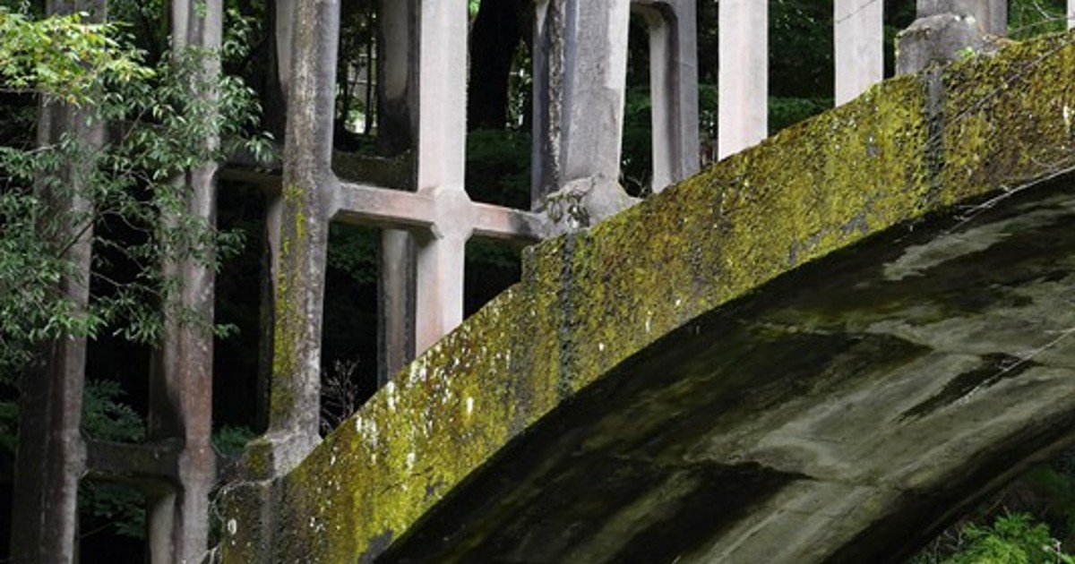 Retro Japan in Photos: 1918 bridge's gridlike pillars cross ravine in ...