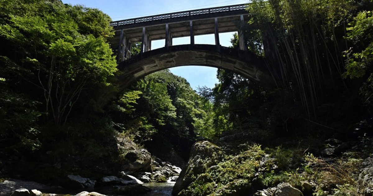 Retro Japan in Photos: 1918 bridge's gridlike pillars cross ravine in ...