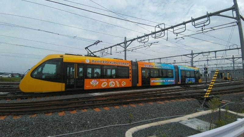 LRTにラッピング 沖縄・うるま市と友好都市PR 宇都宮 ／栃木 | 毎日新聞