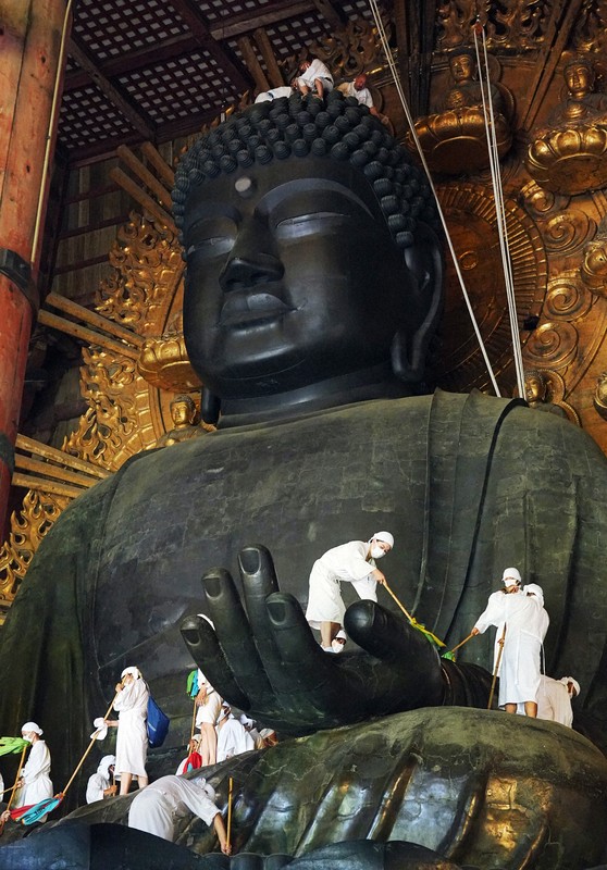 Japan Photo Journal Monks clean Todaiji temple s Great Buddha statue in Nara The Mainichi