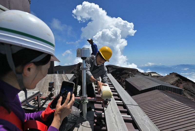 In Photos: Valuable weather research continues at summit of Japan's ...