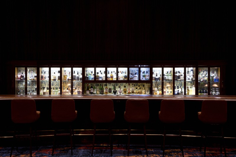 Retro Japan: Tokyo hotel bar's grand atmosphere provides sense of peace ...