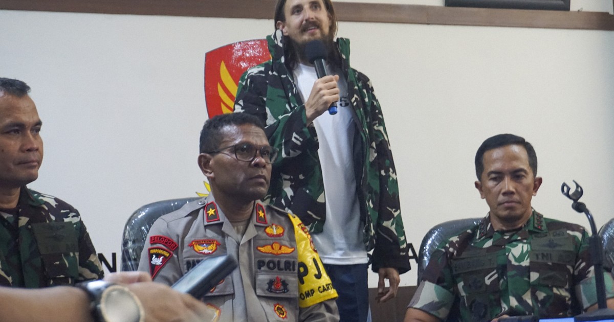 A New Zealand pilot is freed after 19 months in rebel captivity in ...