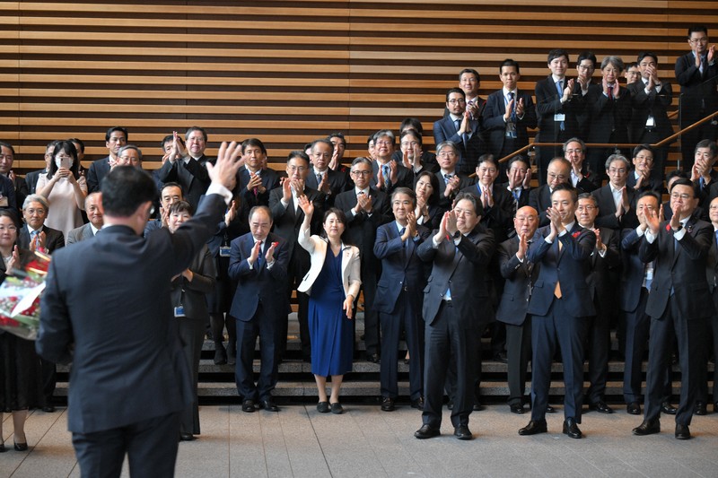 岸田文雄首相 花束を手に官邸を後に 在職1094日 [写真特集1/5] | 毎日新聞