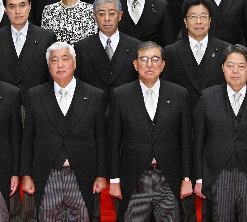 New Japanese Cabinet members' commemorative photo on PM office website ...