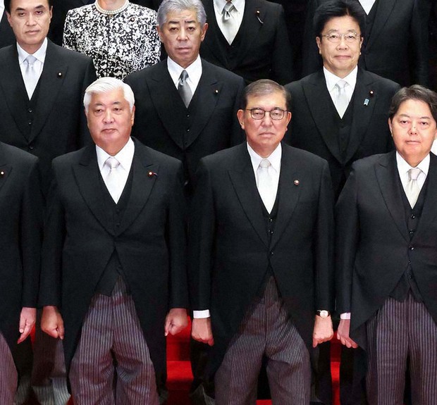 Japanese Cabinet Japan's New PM Suga Fills Cabinet With Many Familiar