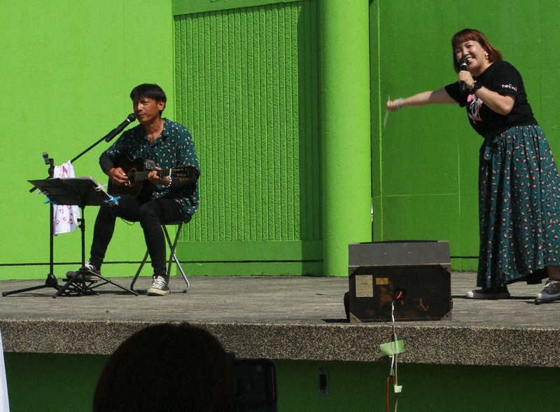「toEmi」歌声でイベント彩る ハイランドパーク粉河 紀の川 ／和歌山 | 毎日新聞