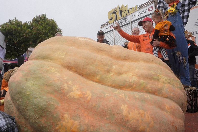 Pumpkin weighing 2,471 pounds wins California contest - The Mainichi