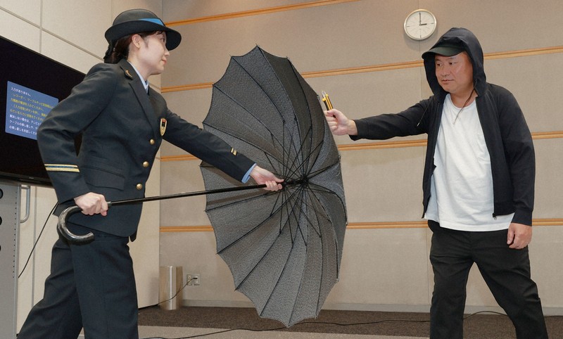 JR西日本が全国初の「防刃傘」を開発 [写真特集1/5] | 毎日新聞