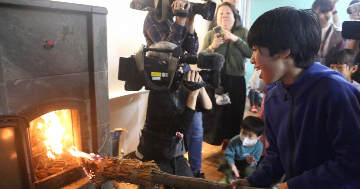 Easy Japanese news in translation: Students rub sticks to light ...